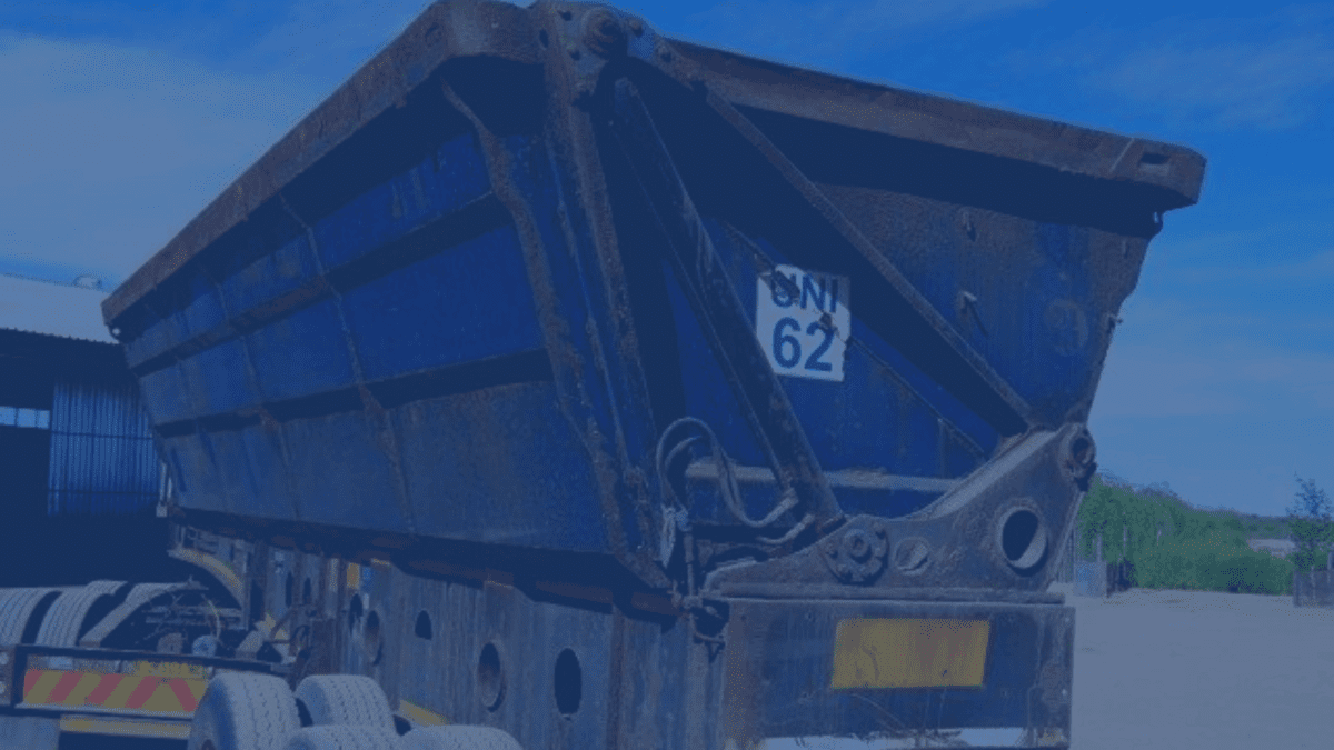 El recubrimiento de poliurea PAXCON protege los camiones de volteo de la sal y las cargas ...