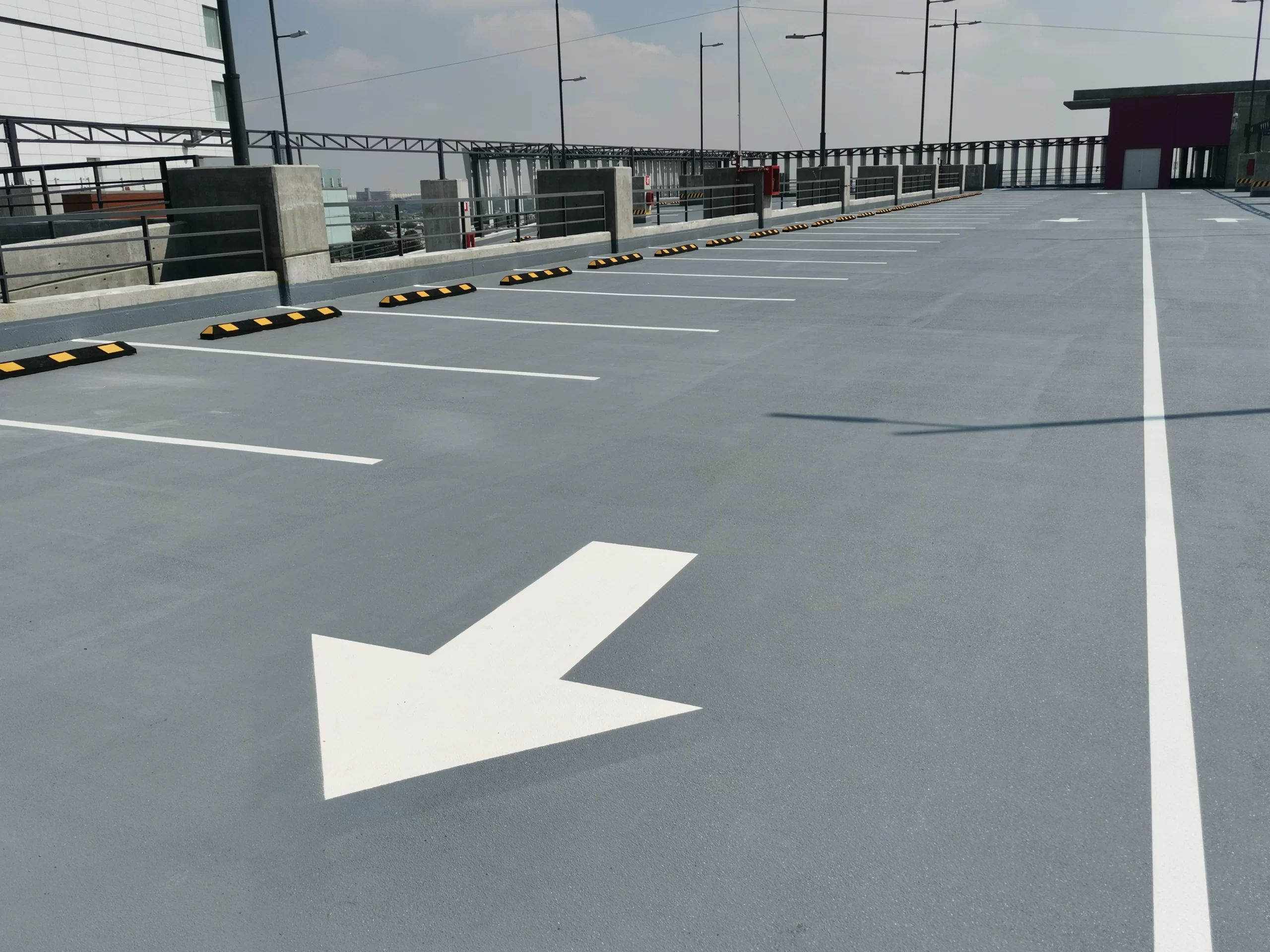 Cómo elegir un recubrimiento para pisos para un área de mucho tráfico | PAXCON Industrial Coatings